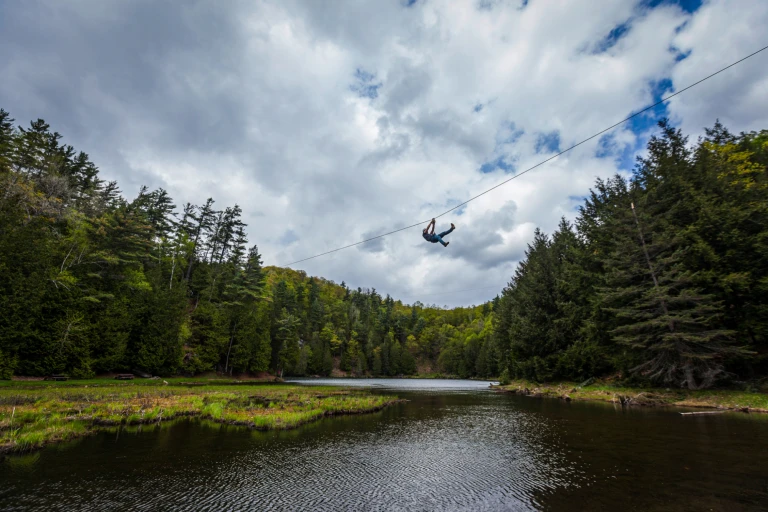 Trampolines géants à ciel ouvert jour | uplå | Arbraska